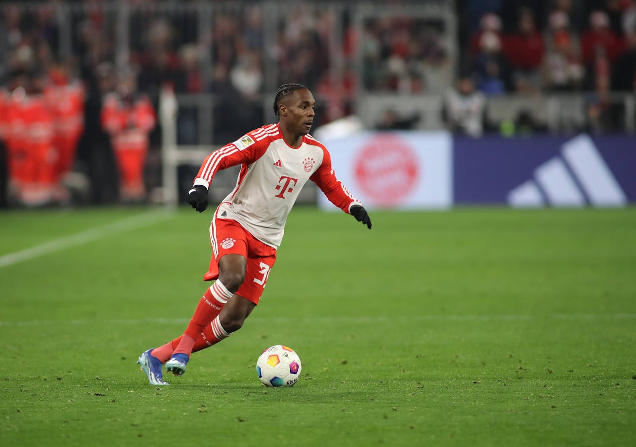 Frans voetbaltalent Mathys Tel moet op Nikes blijven spelen