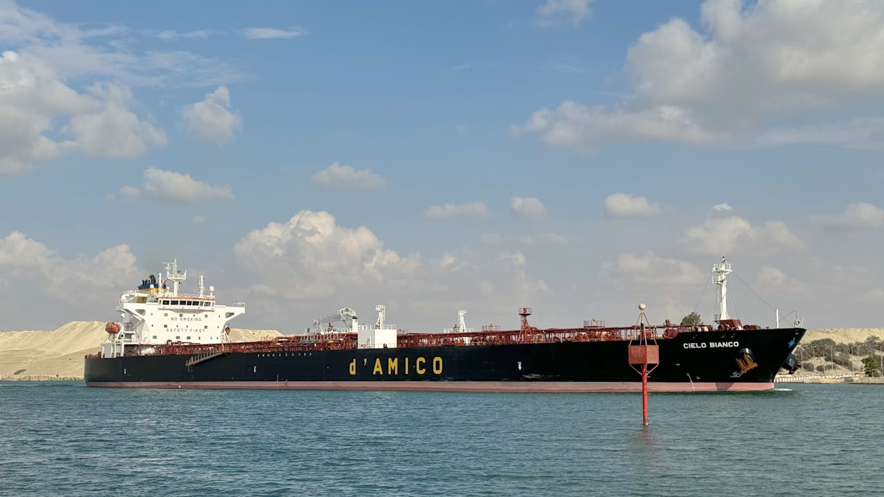 Amerikaanse en Britse marine roepen schepen op om Rode Zee te mijden Amerikaanse en Britse marine roepen schepen op om Rode Zee te mijden