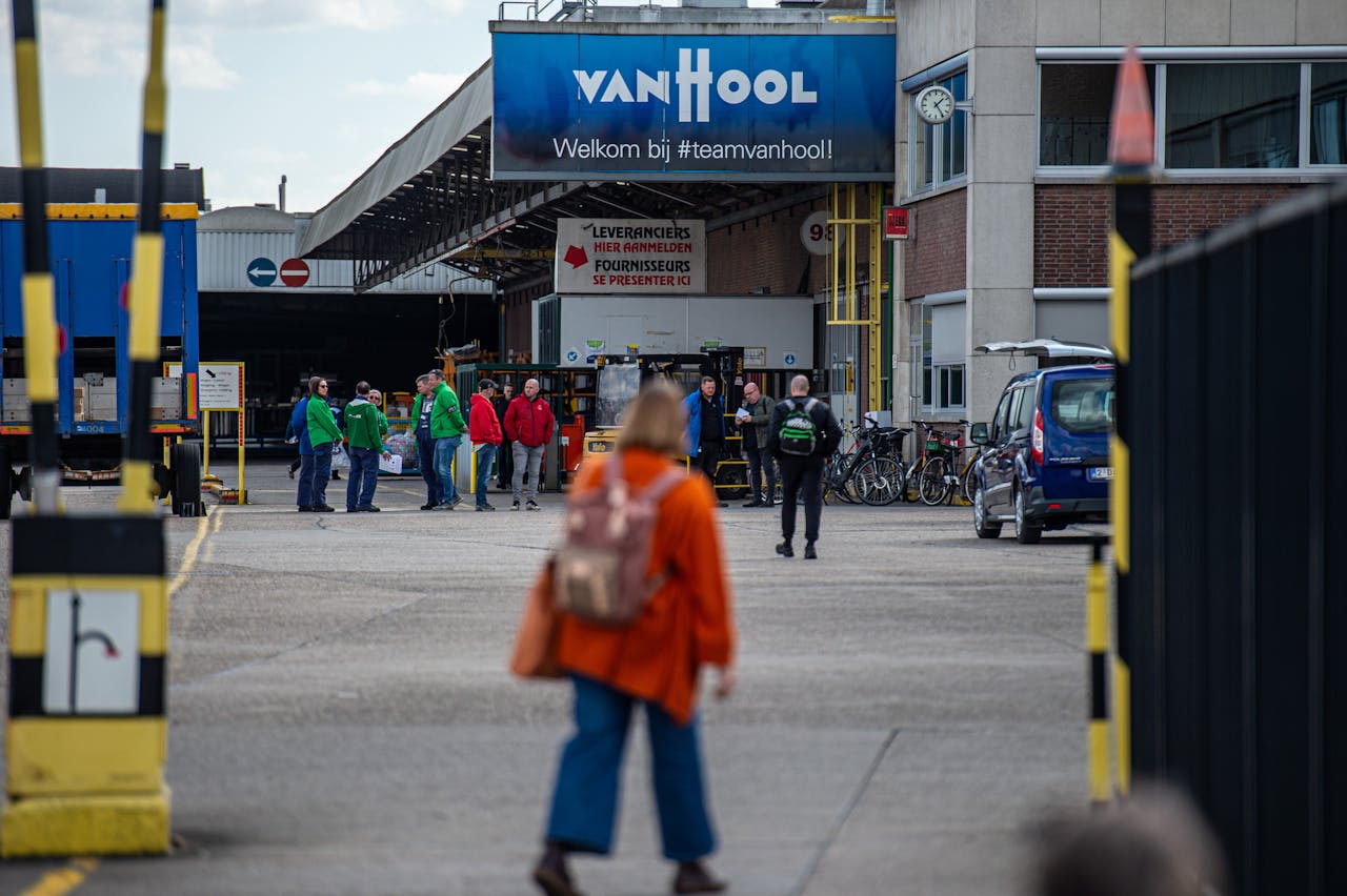 VDL neemt busafdeling Van Hool over