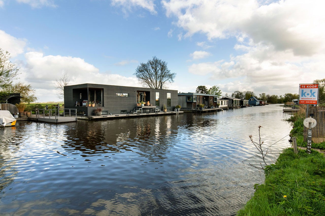 Een woonark met uitzicht in Broek op Waterland
