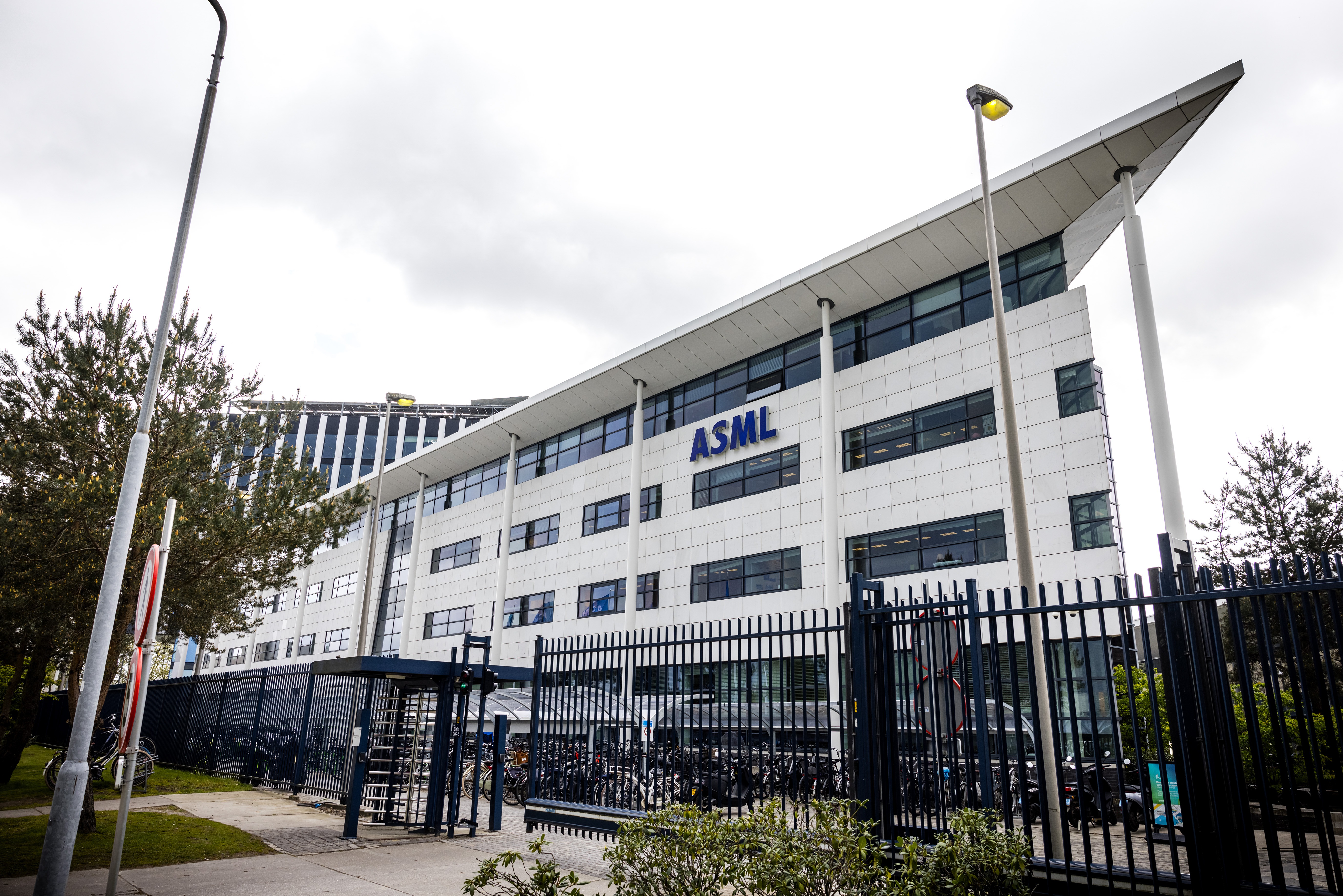 ‘ASML en TSMC kunnen chipmachines op afstand onklaar maken als China Taiwan aanvalt’