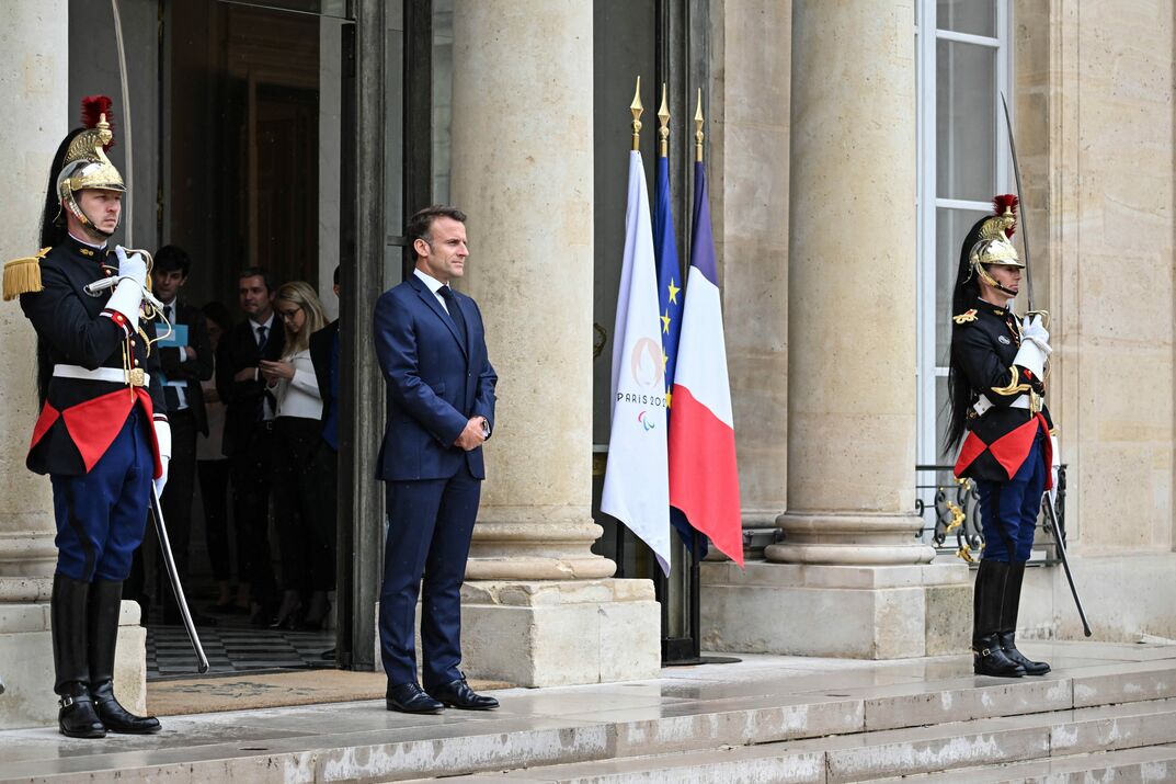 Macrons partijgenoten bedanken beleefd voor zijn ‘hulp’ in de campagne