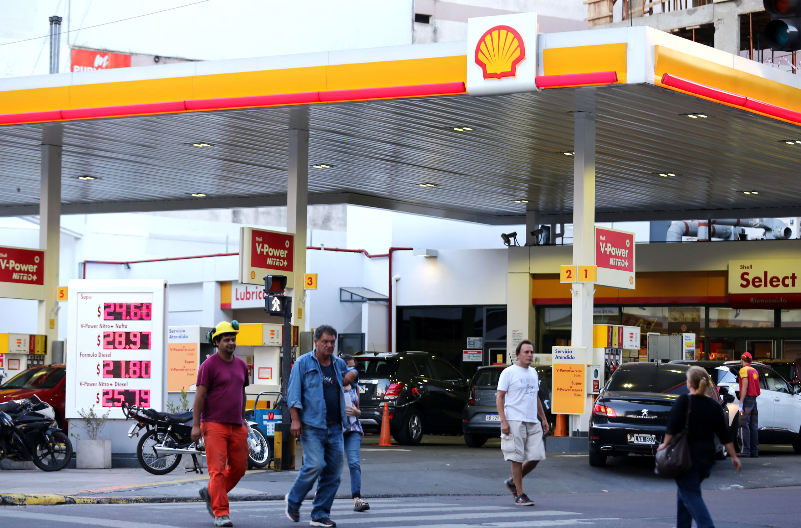 Shell wil 11.000 tankstations en 5000 winkels erbij