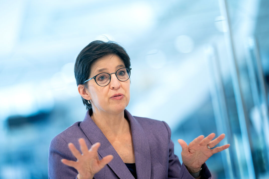 Econoom Susan Athey: ‘De kostenbesparingen van AI mogen niet blijven ...