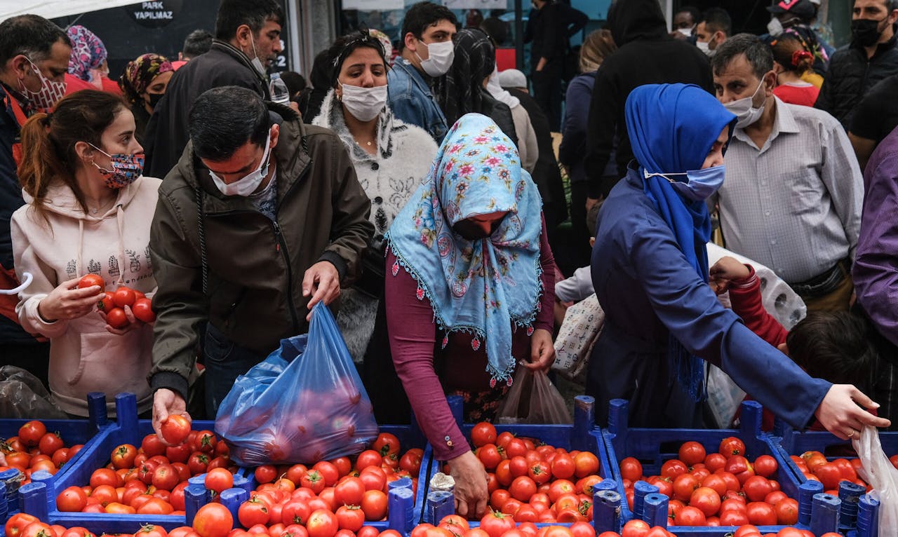 Op de markt in Istanboel is de Turkse lira bepaald geen daalder meer waard