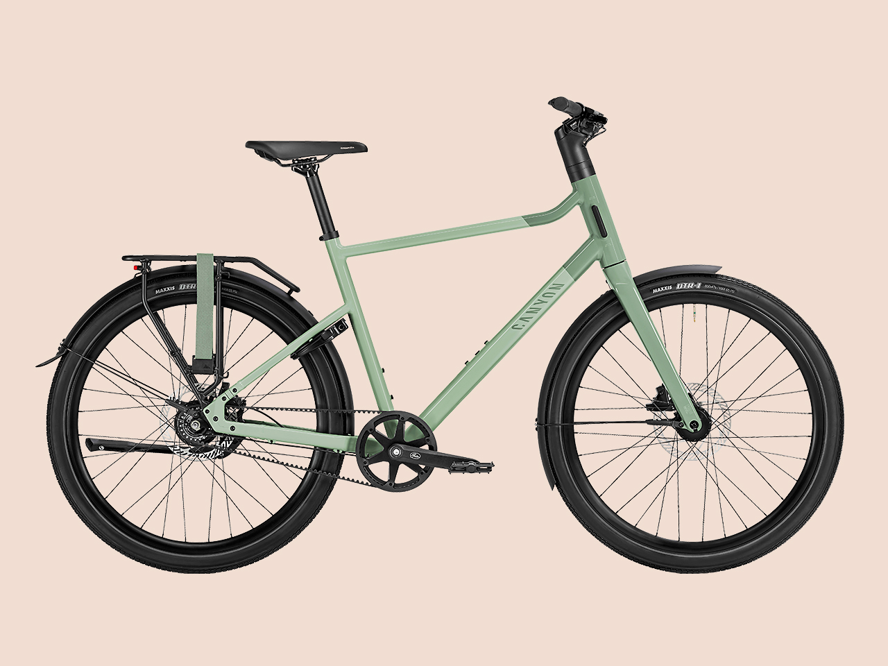 Een sportieve stadsfiets en parfums met de geur van steen