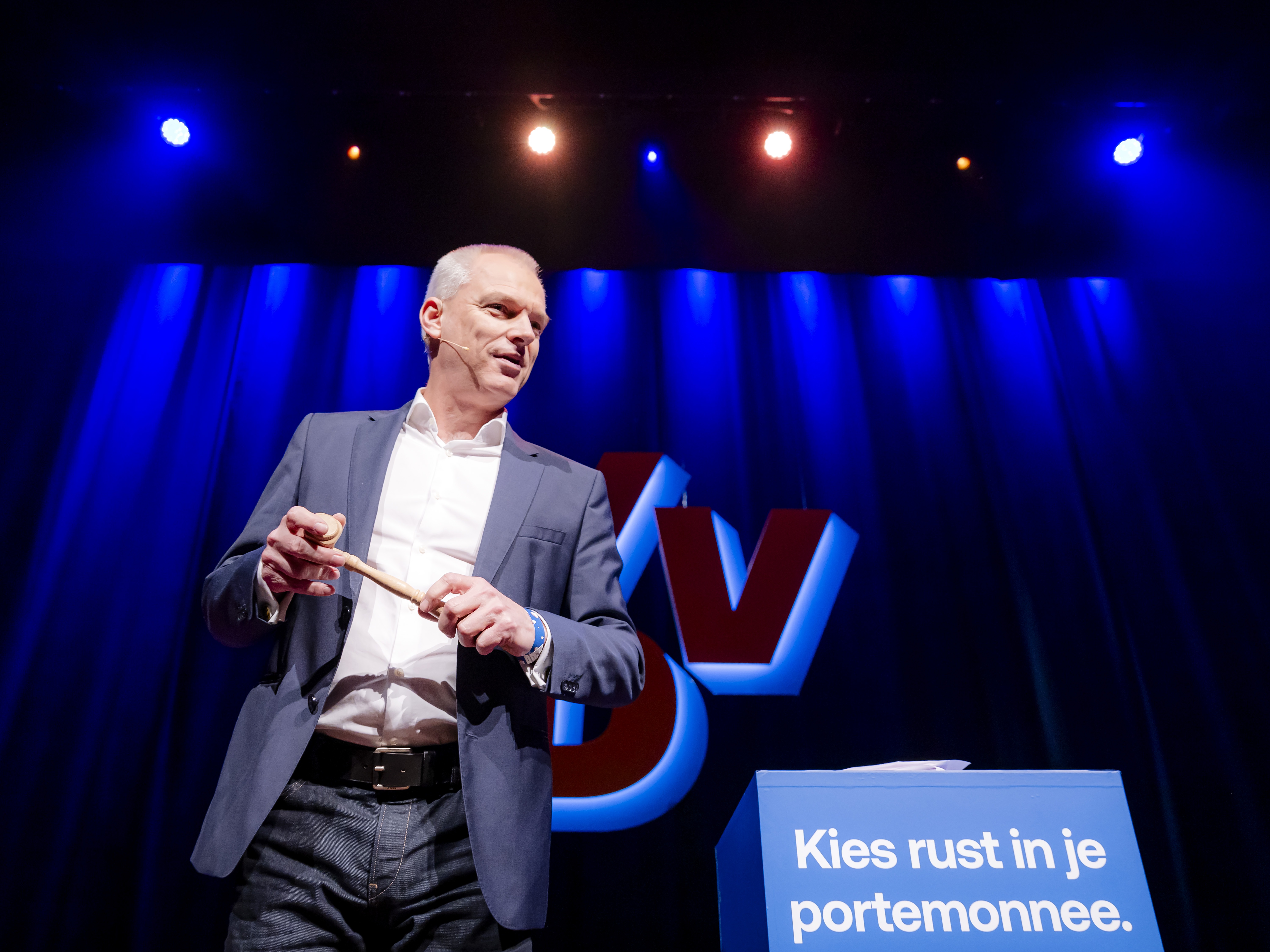 VVD’ers discussiëren over geldzorgen, en leden: ‘Waarom zijn die ...