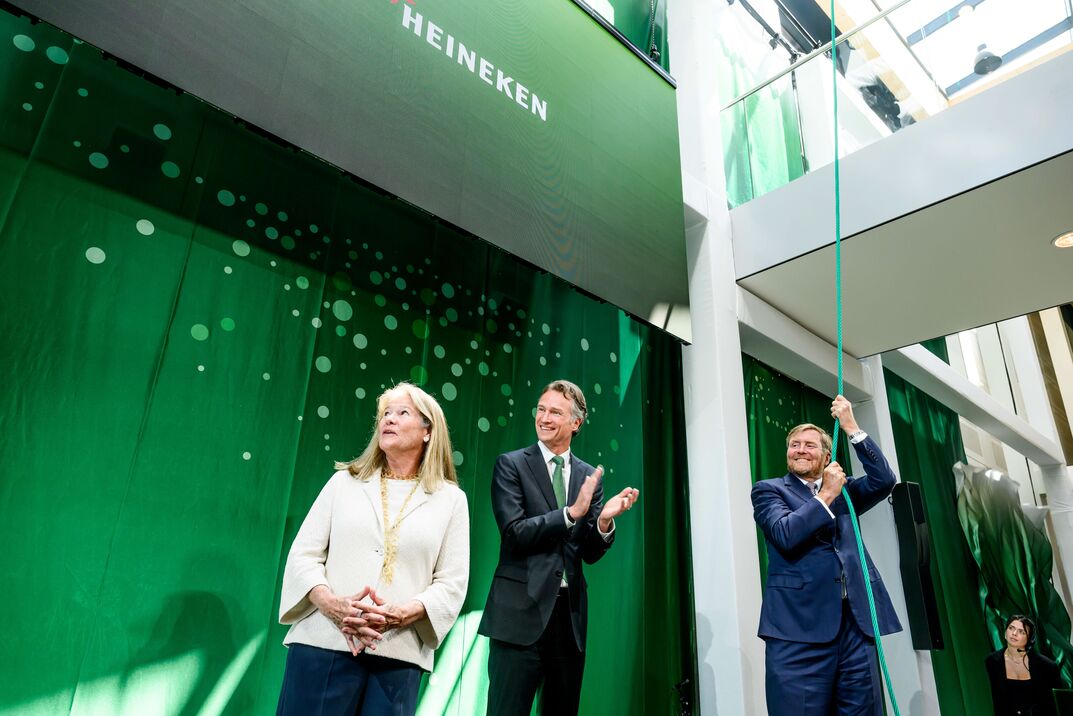 Beleggers schrikken van plotse vertrek Heineken-ceo Dolf van den Brink