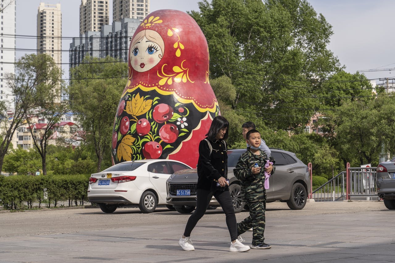 Aan de grens tussen Rusland en China koop je niks voor grenzeloze ... Aan de grens tussen Rusland en China koop je niks voor grenzeloze ...
