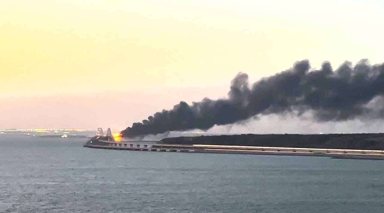 Strategische Krimbrug deels ingestort na explosie Strategische Krimbrug deels ingestort na explosie