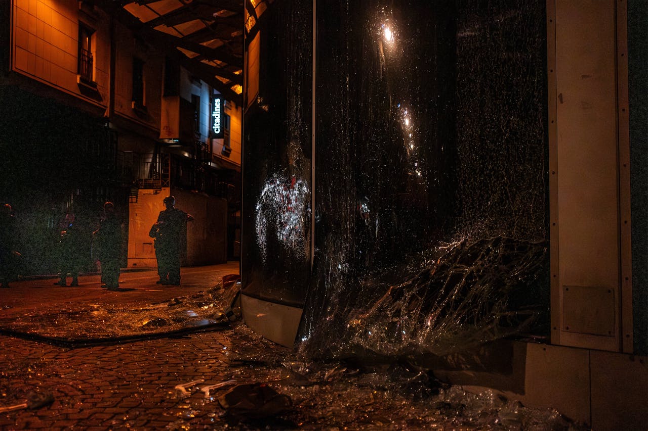 Macron houdt crisisberaad na derde nacht van rellen in Frankrijk