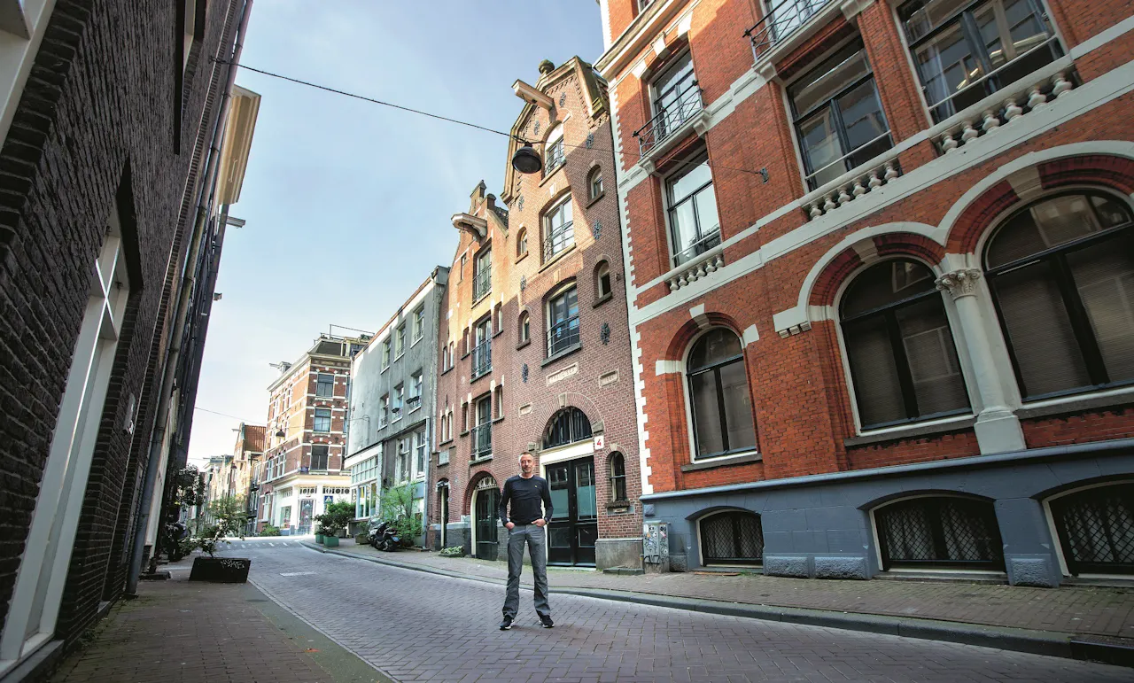 Hoog plafond en houten balken in Amsterdam