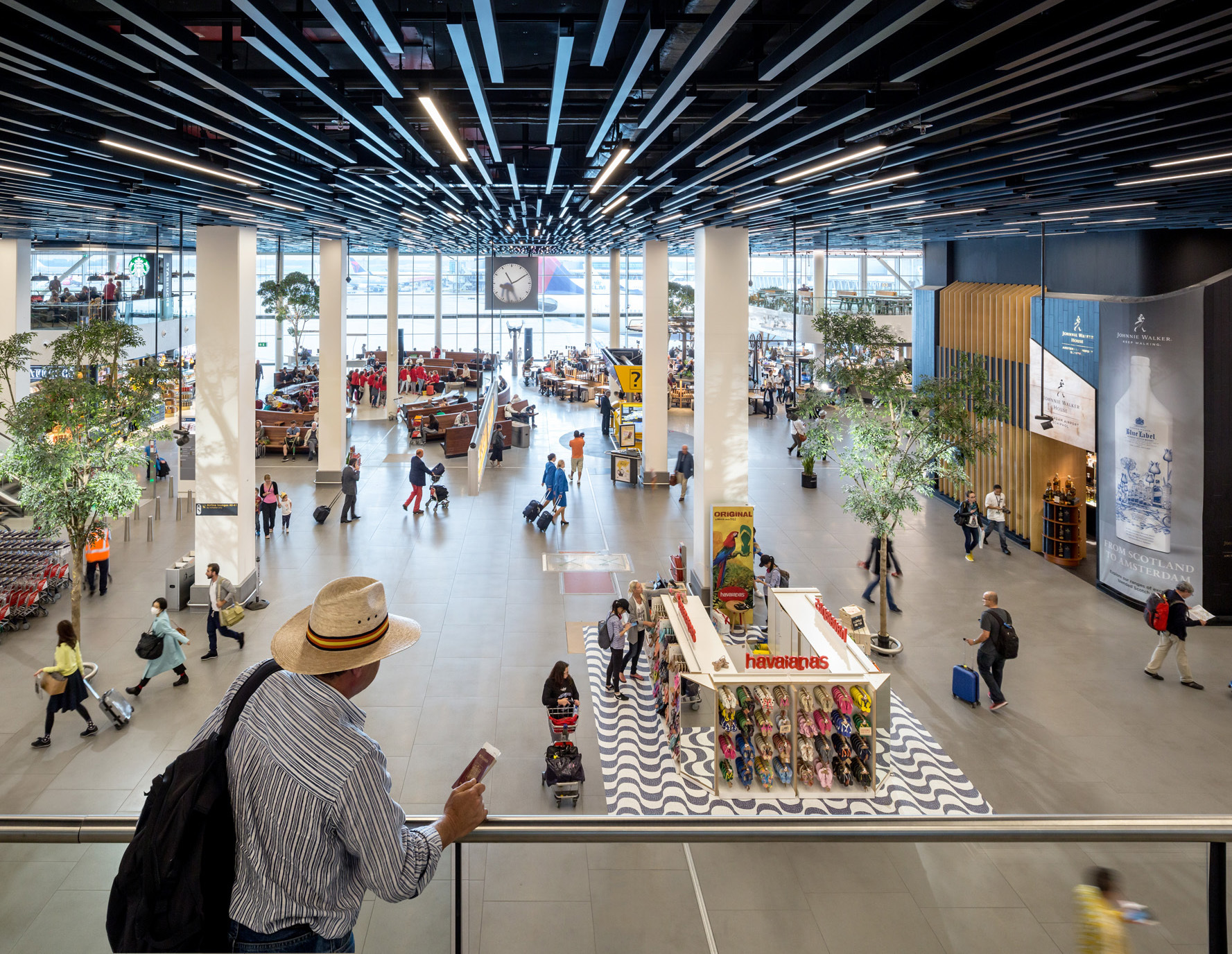 See, buy, fly werkt niet meer: reiziger besteedt steeds minder op Schiphol