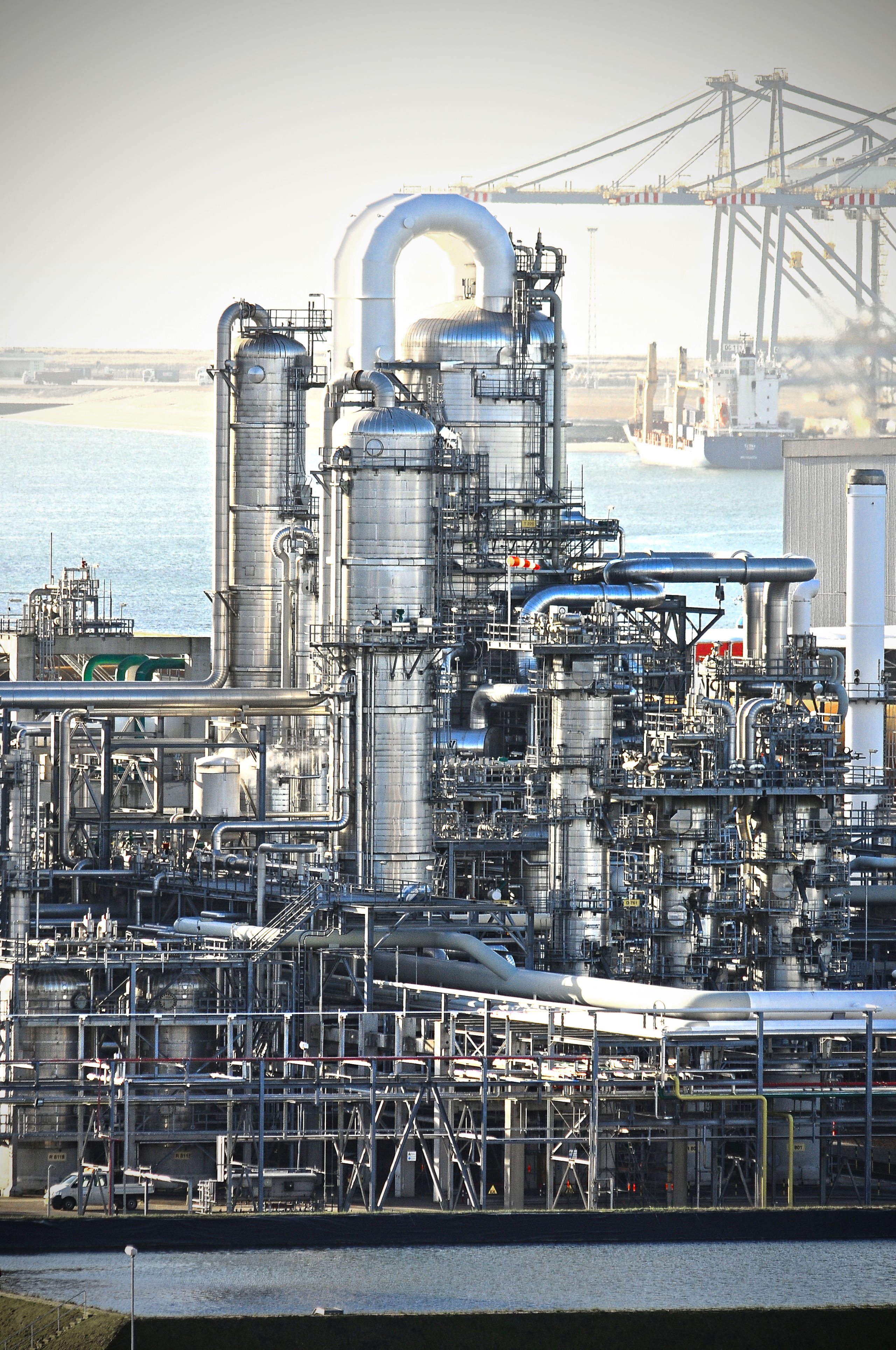 LyondellBasell investeert €150 mln in chemiefabriek Maasvlakte | Het ...