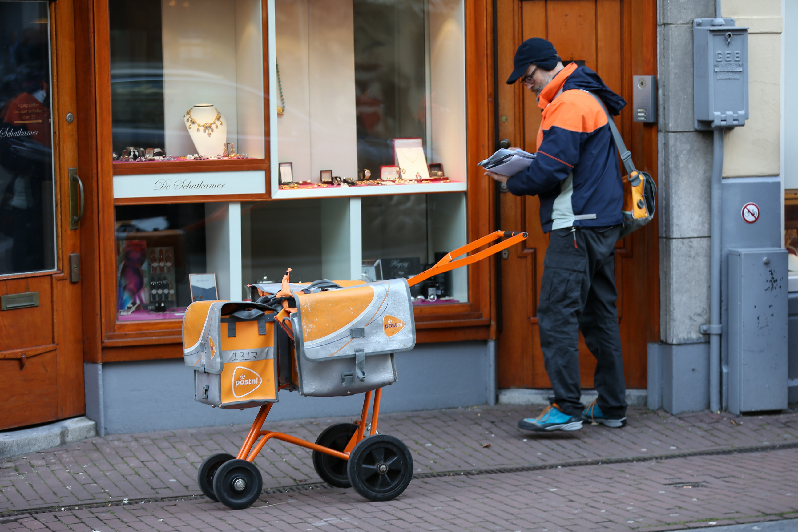 Gewone postbode niet bang voor Belgische overname PostNL