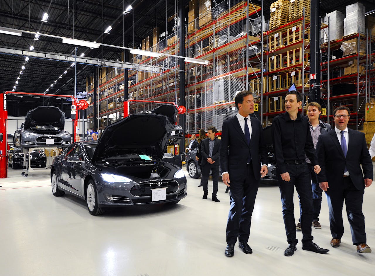 Zo ziet de Tilburgse Tesla-fabriek er van binnen uit
