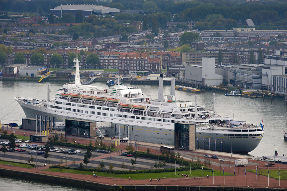 Rampschip SS Rotterdam bezorgt Woonbron groot verlies