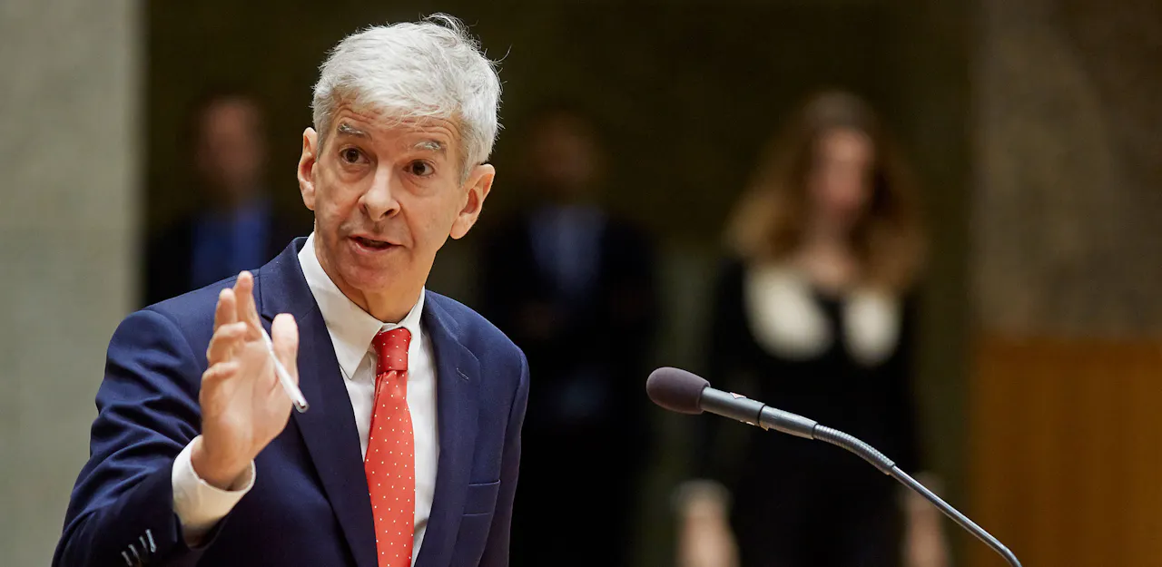 Plasterk onder vuur om afluisterpraktijken