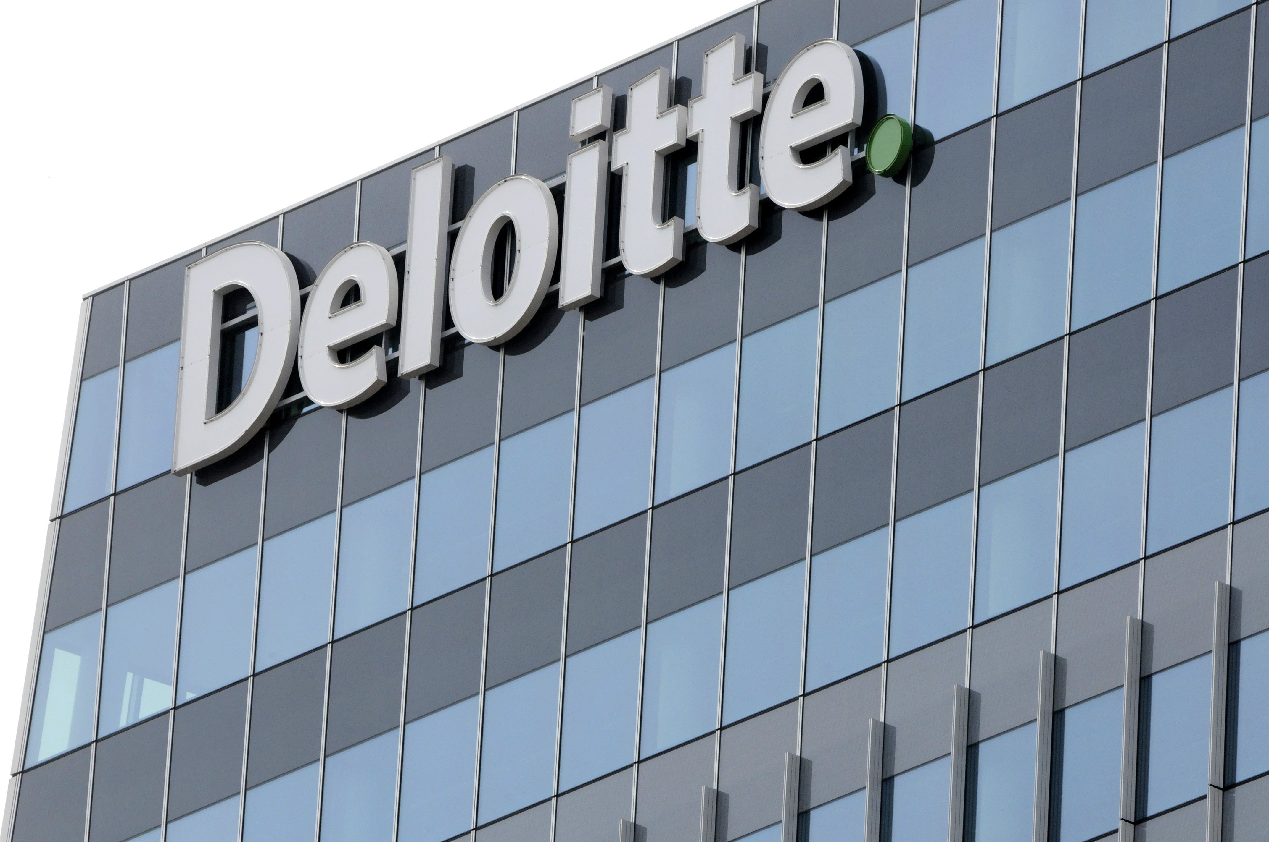 Ceo Deloitte stapt op na overtreden regels