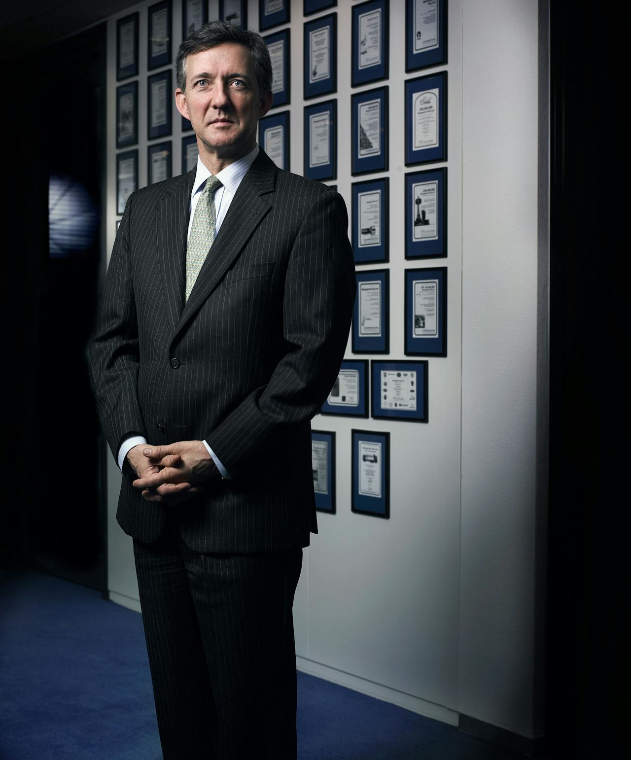 Investeerder met een rechte rug en een speelse geest