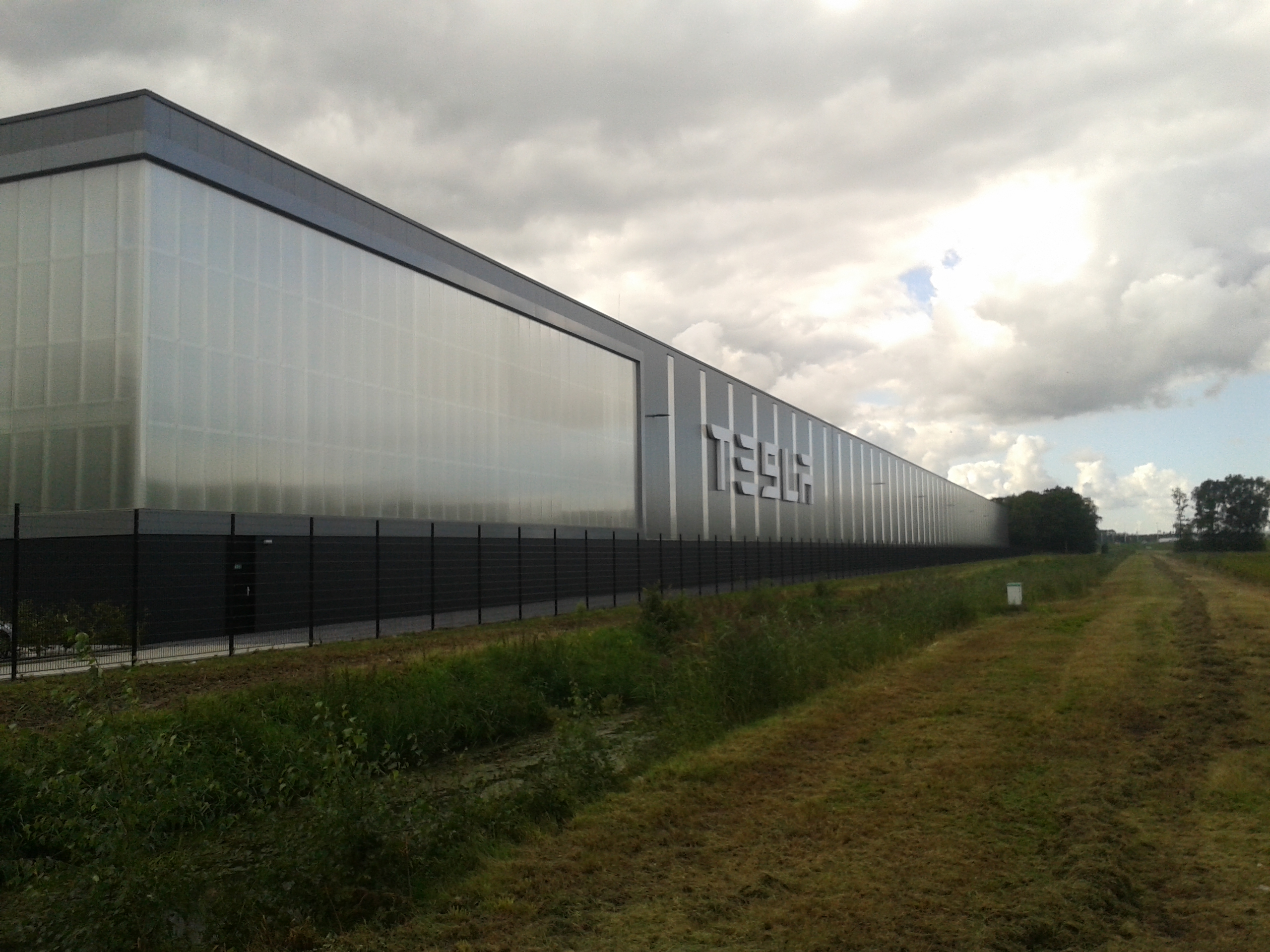 Kamp en ceo Elon Musk openen Tesla-fabriek in Tilburg | Het Financieele ...