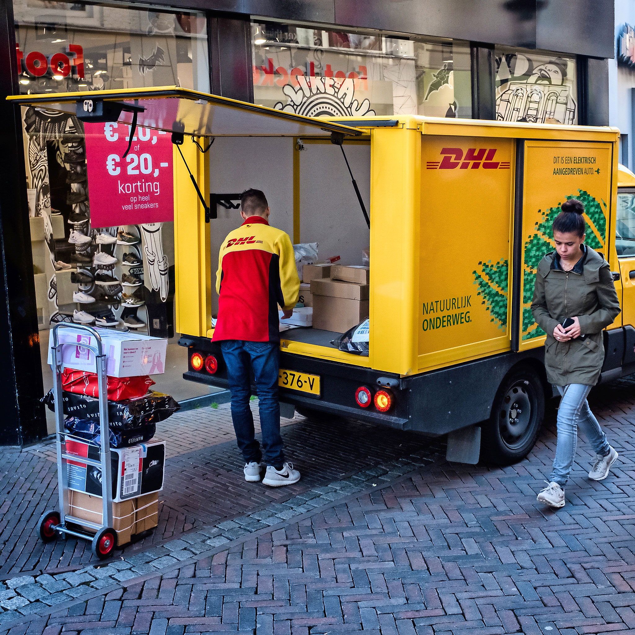 DHL investeert €80 mln om marktaandeel af te snoepen van PostNl