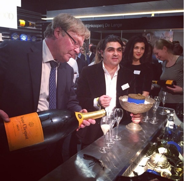 Bob Bron, directeur van Moët Hennessy, in On Air: 'champagnedouches ...