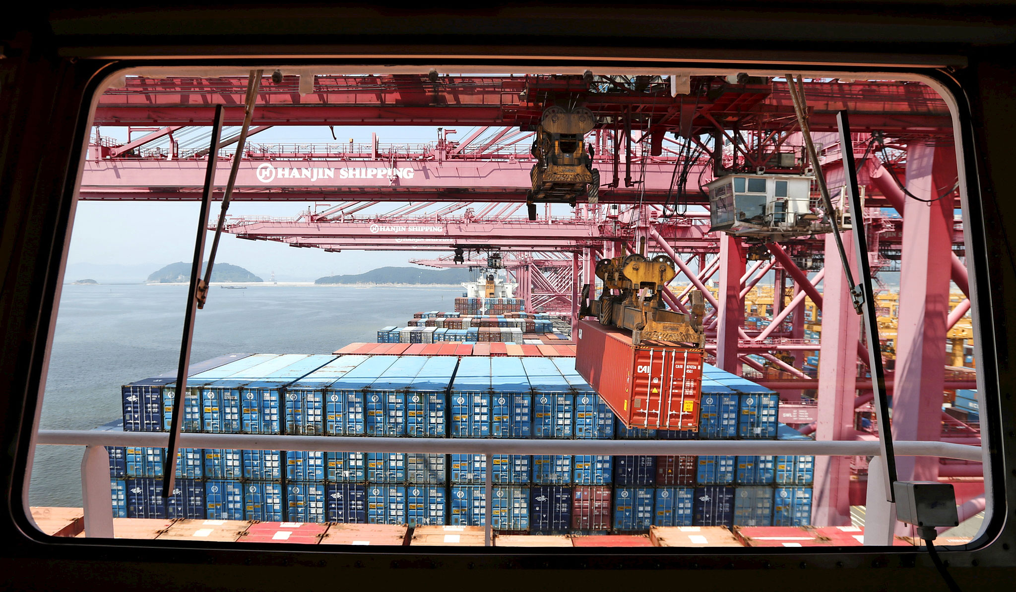 Containers stapelen zich op in Zuid-Koreaanse havenstad