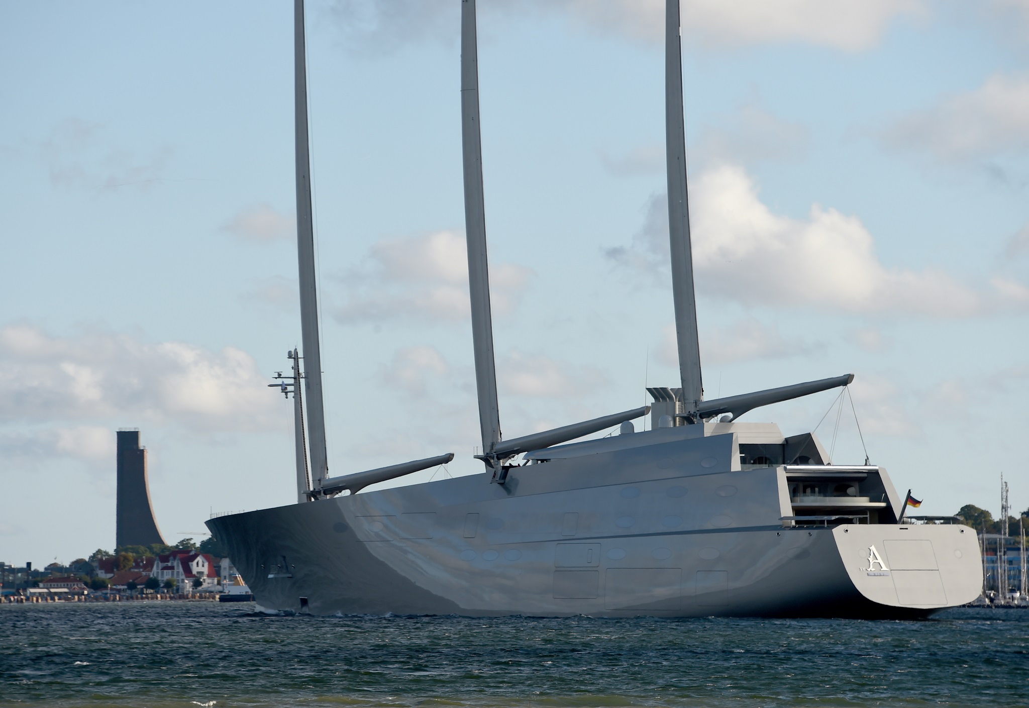 Russische miljardair koopt zeilboot zo groot als appartementencomplex ...