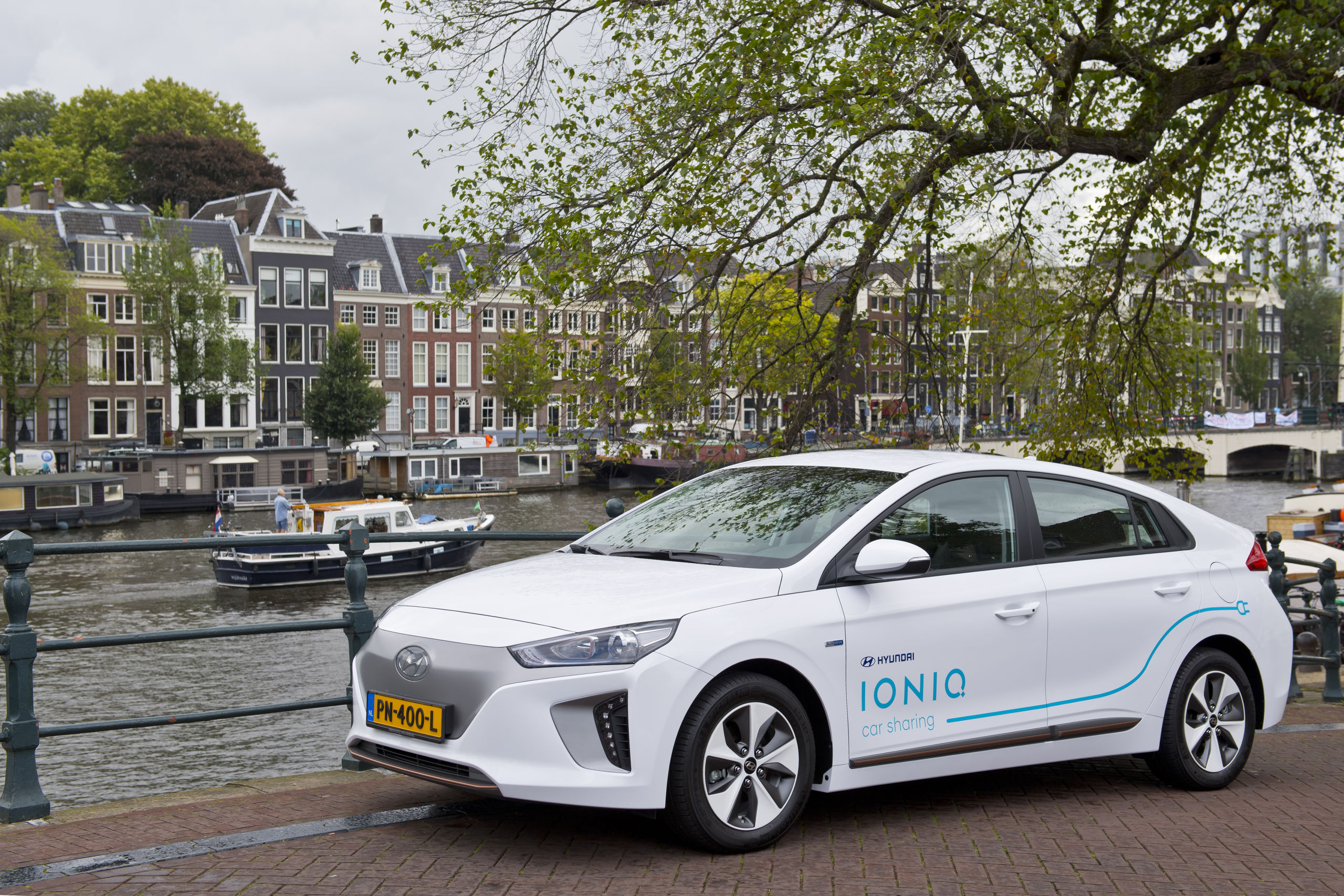 Hyundai zet 100 'deelauto's' neer in Amsterdam