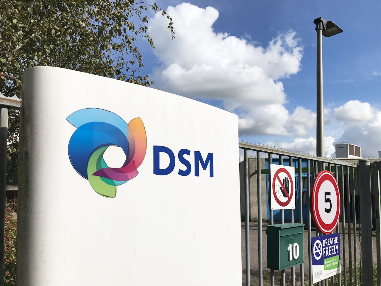 Materialentak DSM krabbelt op