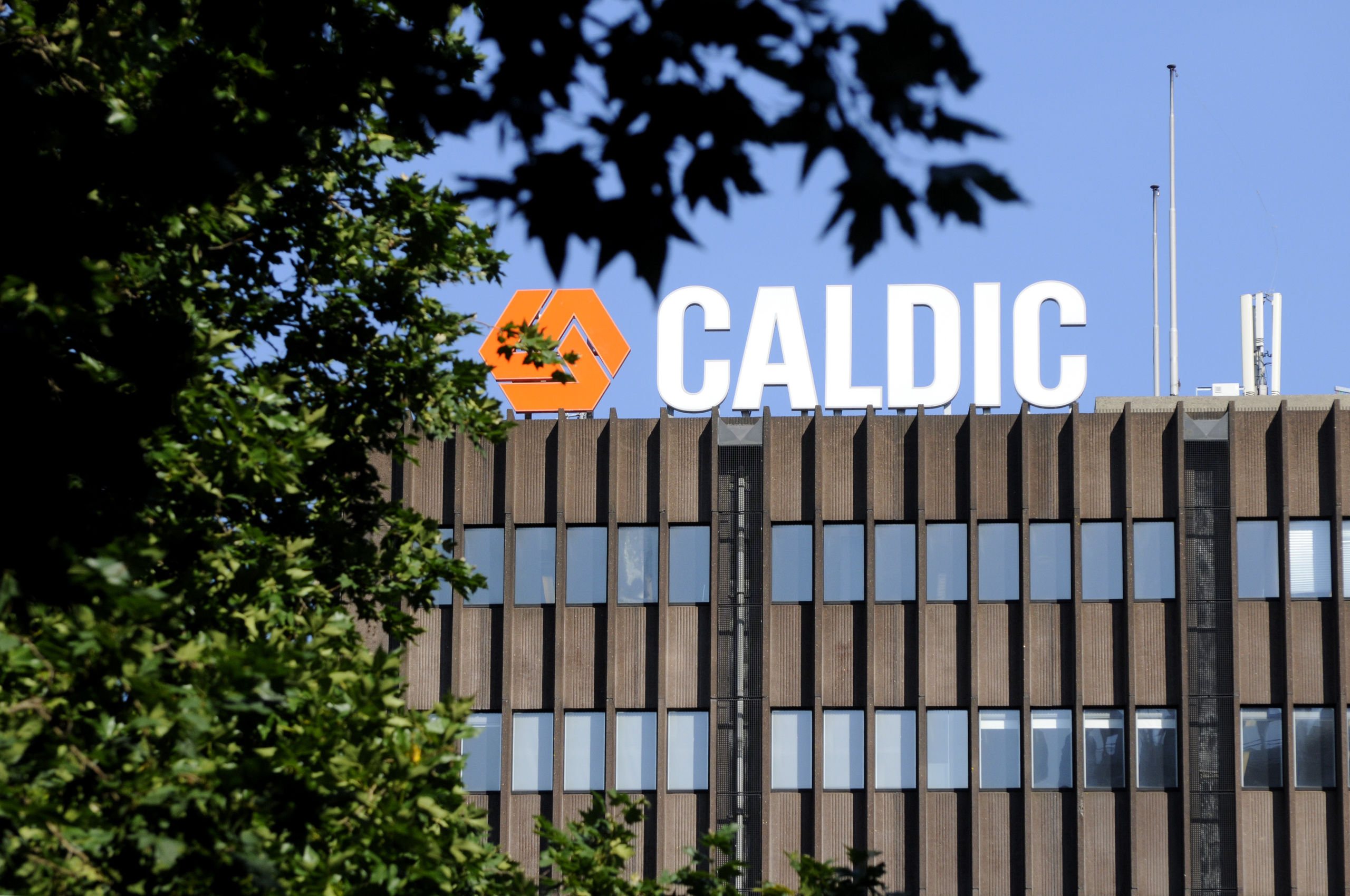 Chemiehandelaar Caldic stoot productiebedrijf in Rotterdam af