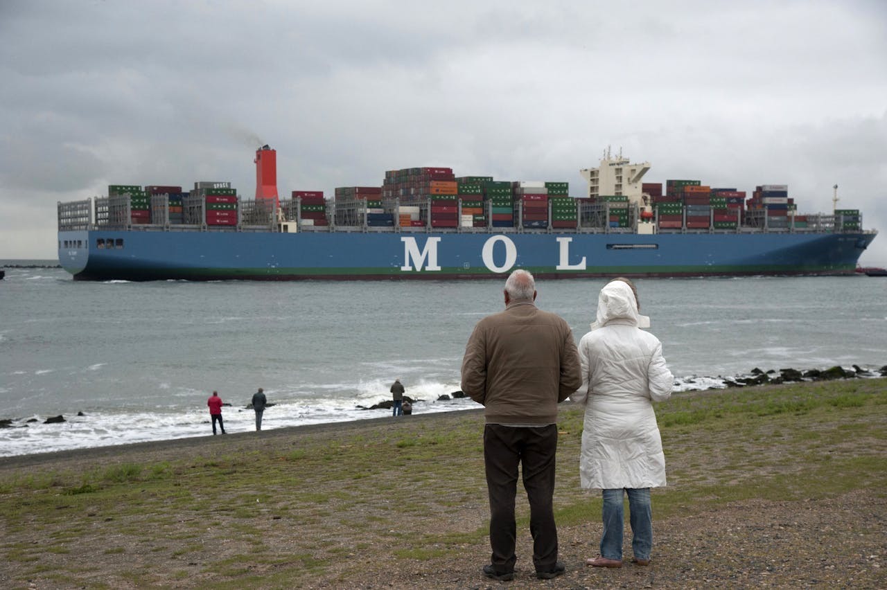 Foto | Containerreus vaart haven Rotterdam binnen