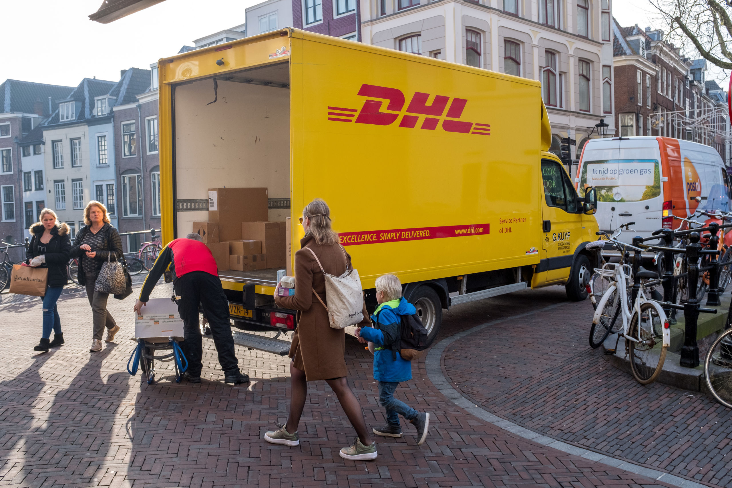 DHL bouwt grootste Nederlandse sorteercentrum voor webzendingen | Het ...