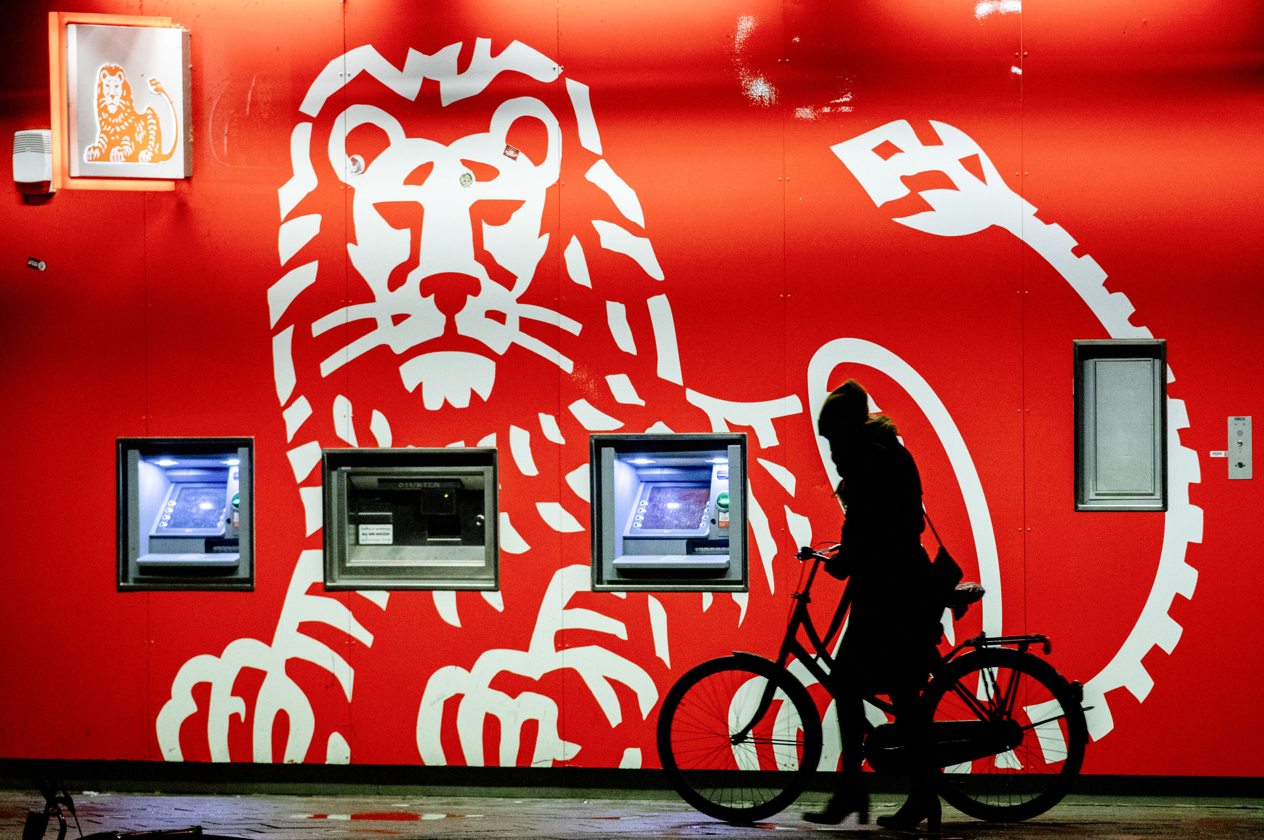 Koers ING plots flink lager op raadsel rond emissie